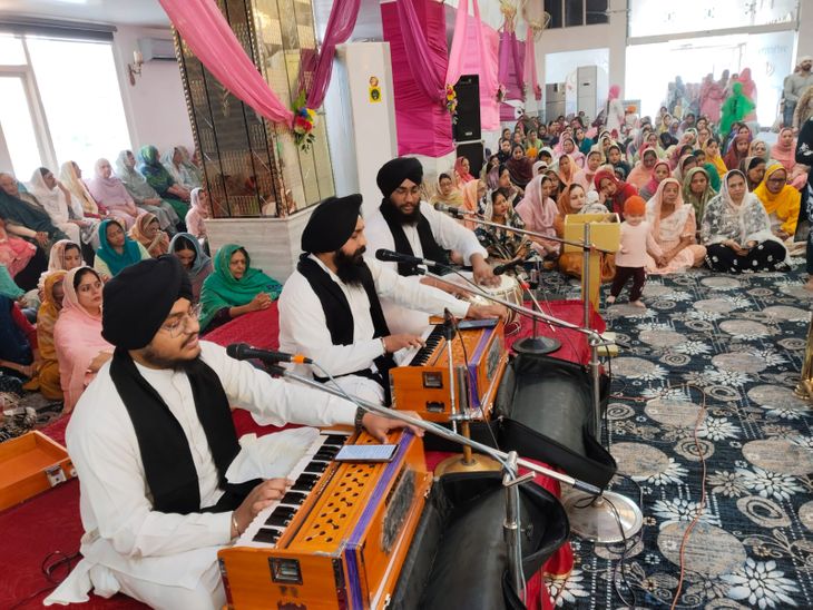 Guru Parv was celebrated with great pomp by praying | अरदास कर धूमधाम ...