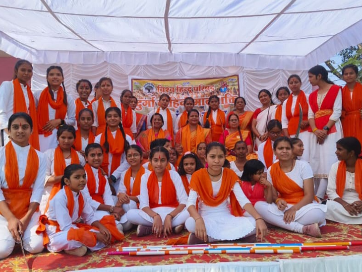 Durga Vahini girls came out with swords in their hands | हाथ में तलवार ...