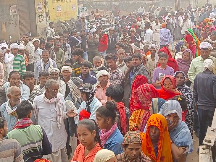 Farmers entered the Markfed warehouse | मार्कफेड के गोदाम में घुसे ...