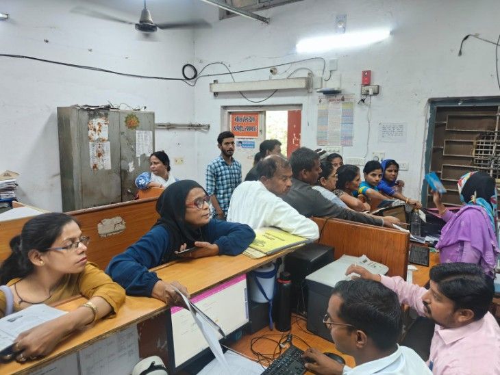 Live verification camp pensioners Lucknow Collectorate | लखनऊ ...