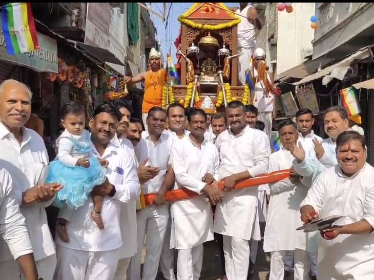 Jain community took out Rath Yatra in Susner People from many districts ...