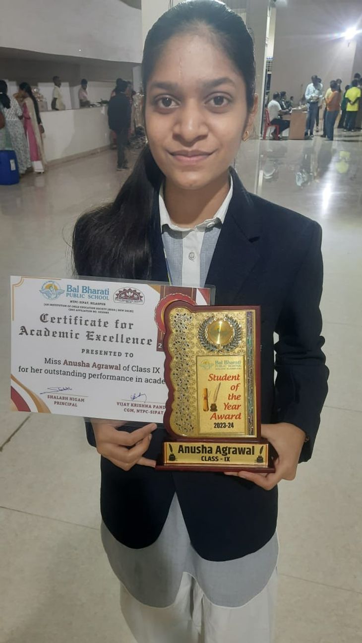Anusha Agarwal received the Student of the Year Award | अनुषा अग्रवाल को मिला स्टूडेंट ऑफ द ईयर ...