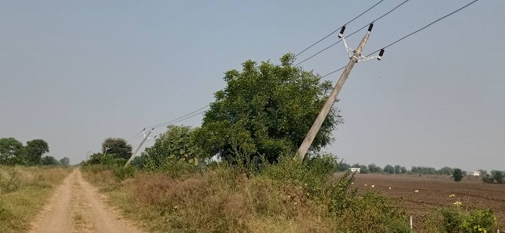 The poles of 33 KV power line have become tilted | 33 केवी बिजली लाइन ...