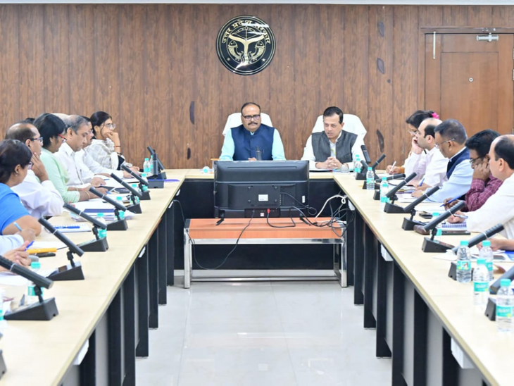 UP -Lucknow - Deputy CM Brajesh Pathak holds meeting with departmental officer - Instructions to ...