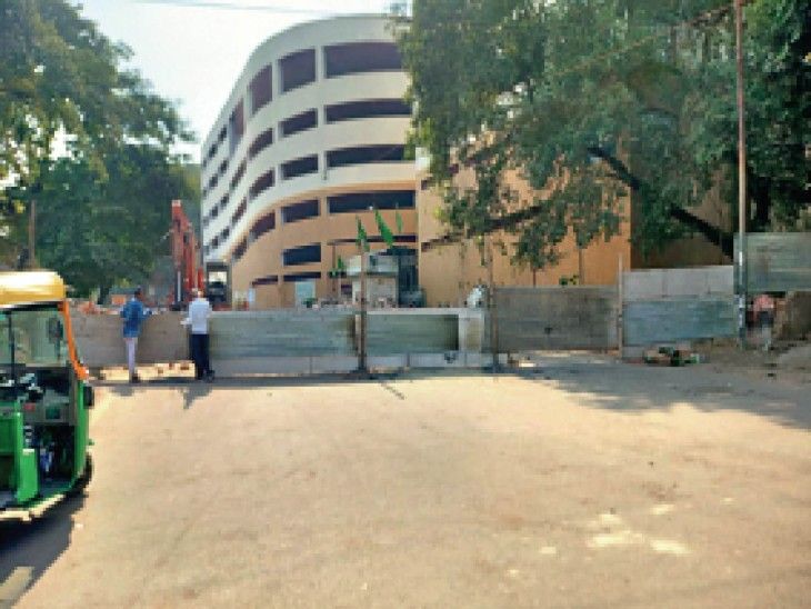 The road from Bhopal Talkies to Alpana Tiraha will not open yet ...