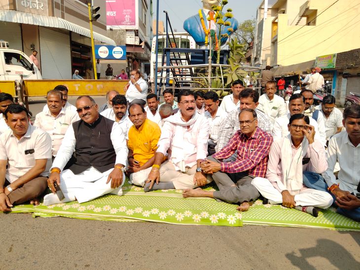 Congress workers staged a sit-in protest at Ambedkar Chowk | कांग्रेस ...