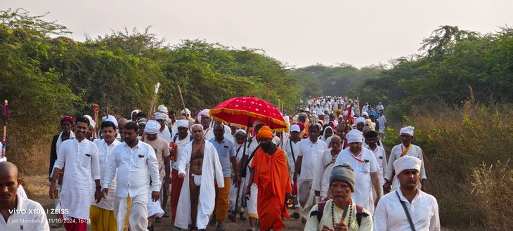 The shore resonated with cheers with Narmada Aarti | नर्मदा आरती के साथ ...