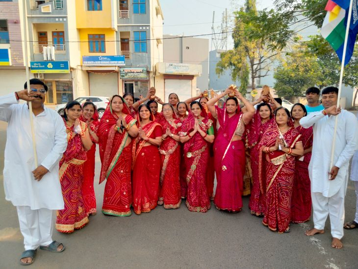 Vir Sagar Maharaj enters the city in Harda | हरदा में वीरसागर महाराज का ...