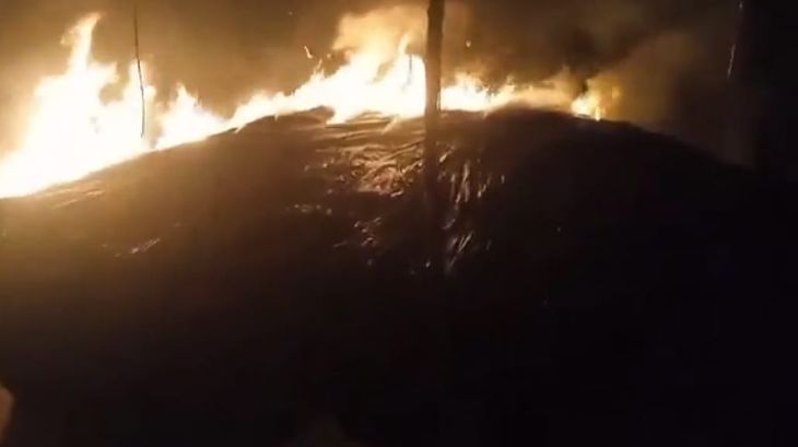 There was chaos due to fire in the mud house, no one was injured | मिट् ...