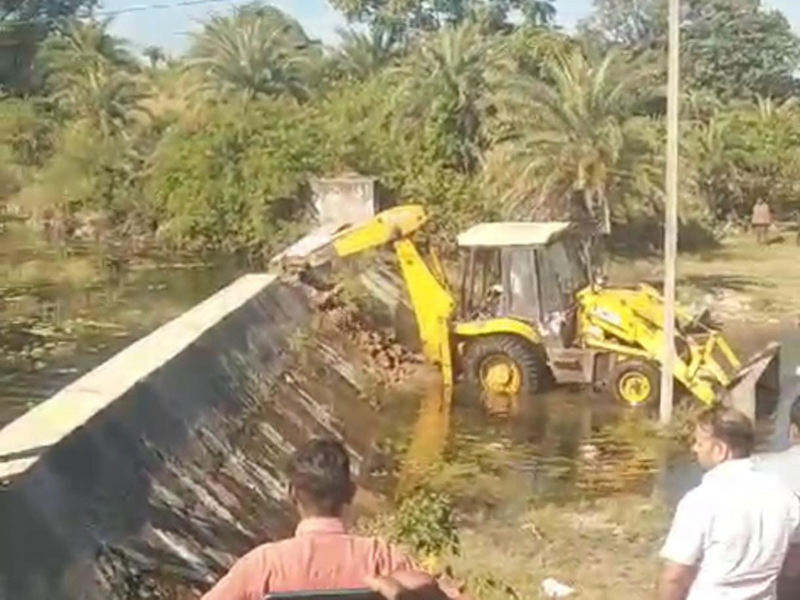 Water is being emptied from the pond to search for the dead body
