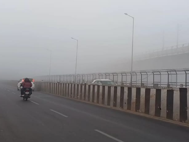 Temperature reached record low in Lucknow,Fog spread since morning ...