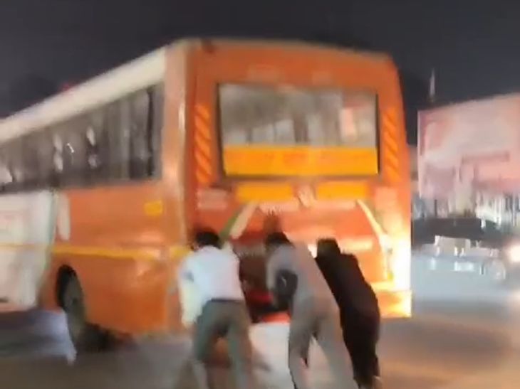 VIDEO of passengers pushing a roadways bus | रोडवेज बस को धक्का मारते ...