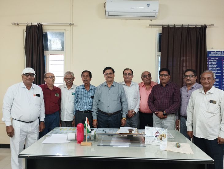 ITI trainees met after 42 years | 42 साल बाद मिले आईटीआई के ...