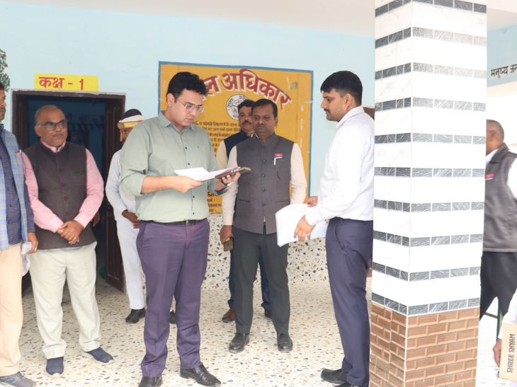 Azamgarh DM Navneet Singh Chahal reached Sagdi tehsil for inspection