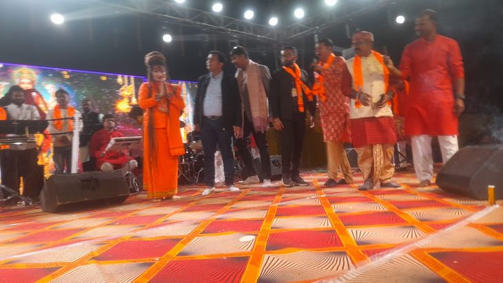 Devotees danced all night to the bhajans of Shahnaz Akhtar and Saumya Pathak | शहनाज अख्तर व ...