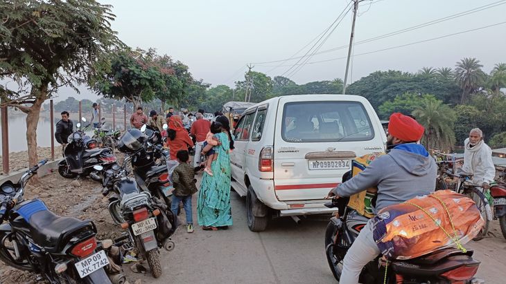 There was a jam at Rajoda Road Meetha Talab, police got it cleared ...