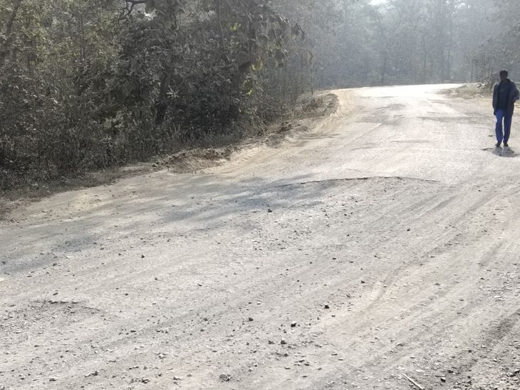 The diverted route in the overbridge became an obstruction | ओवरब्रिज ...