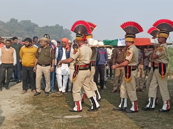 The body wrapped in the tricolor reached the village in Anupshahr ...