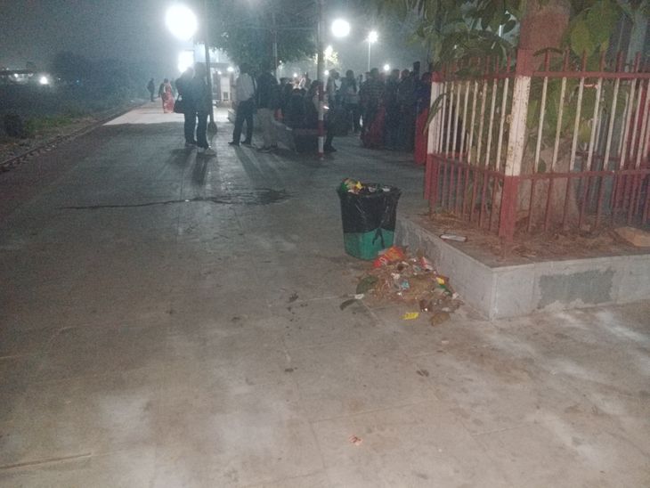 Madhubani station cleaned with the help of 4 workers, platform became ...