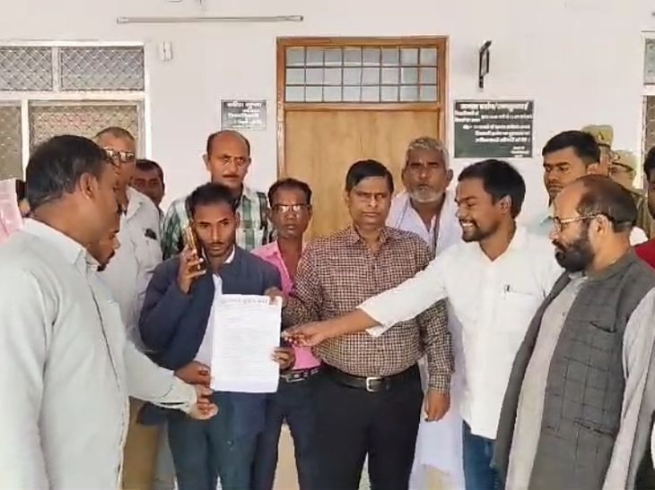 In Basti, Bhammu submitted a memorandum to the DM | बस्ती में भामुमो ने ...