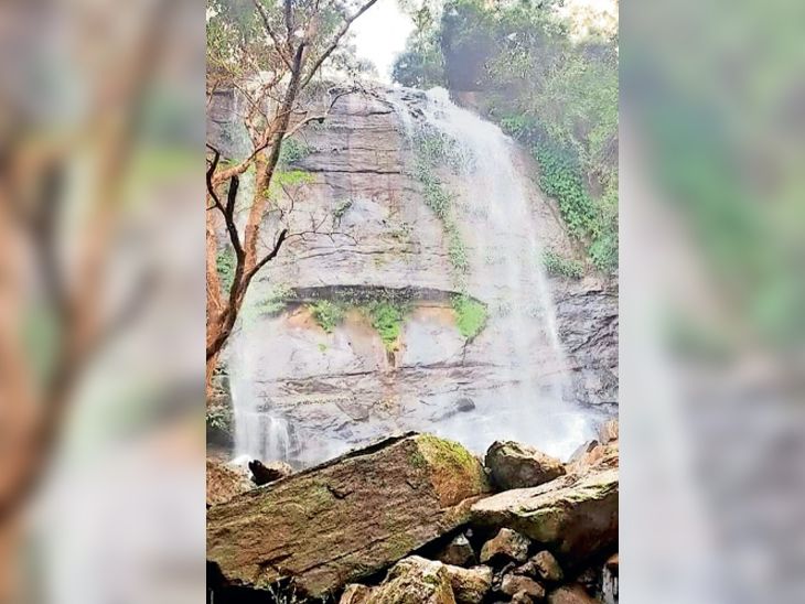 Water falls from a height of 1400 feet in Dhardhariya waterfall ...
