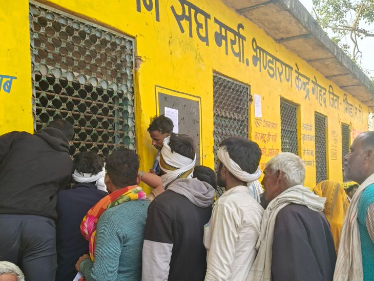 Farmers in Gohad are worried about fertilizers | गोहद में किसान खाद के ...