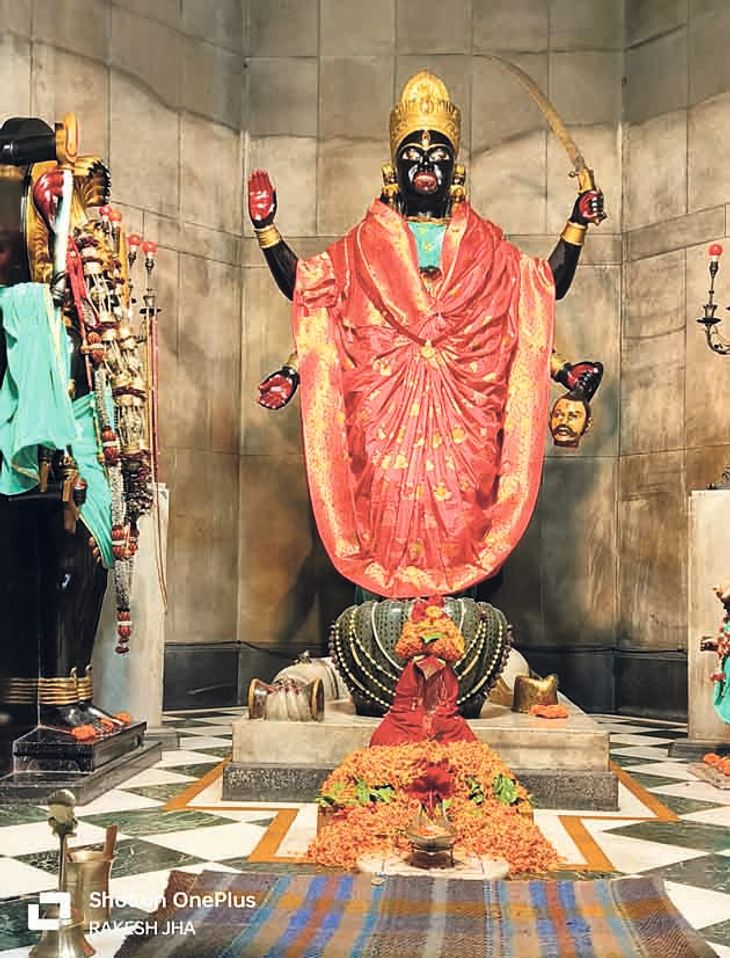 Devotees gathered to worship Maa Shyama and have a festive atmosphere ...
