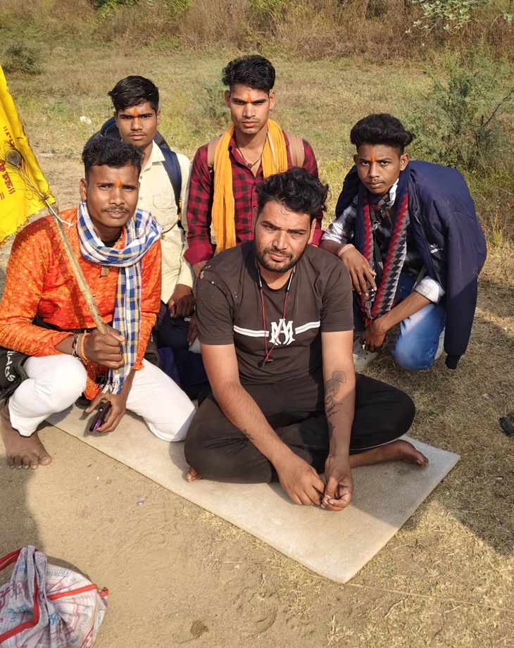 Ravi is doing Dandavat Yatra for 275 kms till Bageshwar Dham | 275 किमी ...