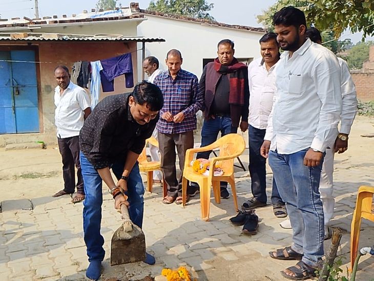 The foundation stone for hand pump reboring was laid in Bhadohi