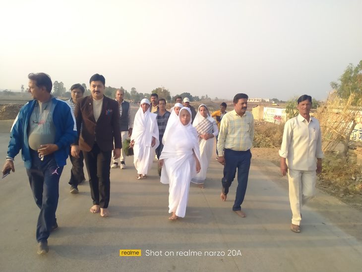 The community welcomed the Aryaka Sangha | समाजजनों ने की आर्यिका संघ ...