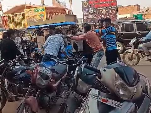 Video of a fight between two groups in the middle of the road | बीच ...