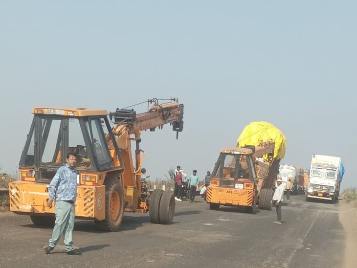 Truck hanging diagonally in a ditch on NH-46 | NH-46 पर गड्डे में तिरछा ...