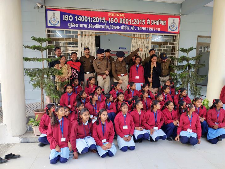 Information related to law given to school children of Veerpur hostel ...