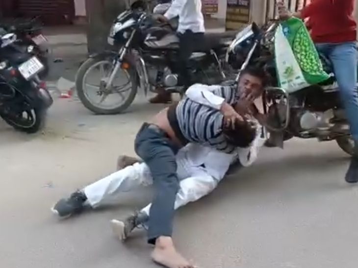 Video of a fight between two people in Mainpuri Collectorate premises