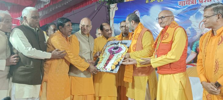 It is necessary to have emotion to achieve God: Pandya | ईश्वर को ...