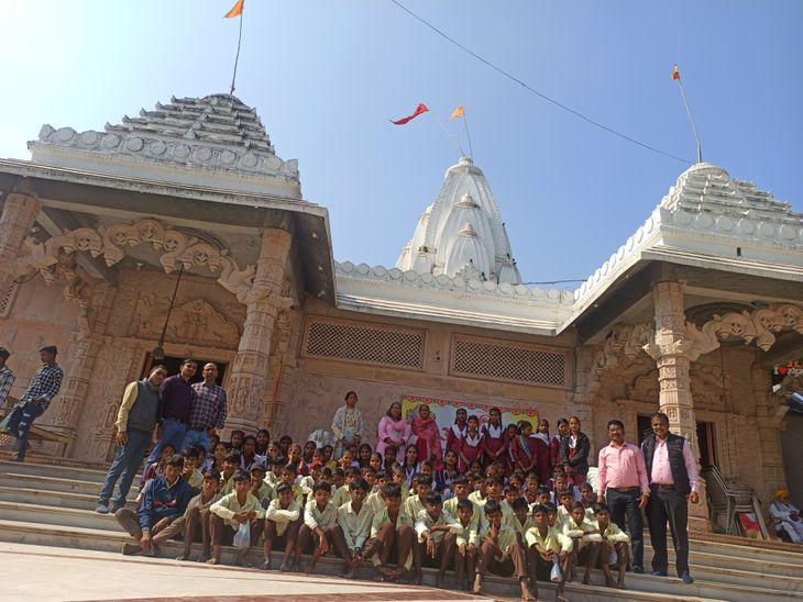 The students visited the ancient temple and forest area | विद्यार्थियों ...