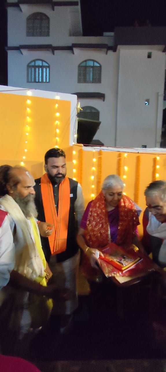 Dr. Jaishankar presented an oil painting of Maa Shyama to Nirmala Sitharaman | डॉ. जयशंकर ने ...