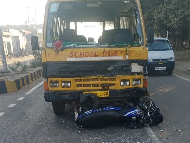 Uklana School bus bike accident bike son injured | उकलाना में स्कूल बस व बाइक की टक्कर: मां-बेटा ...