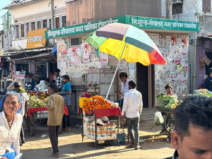 People are troubled by the carts in front of Sulabh Complex | सुलभ ...