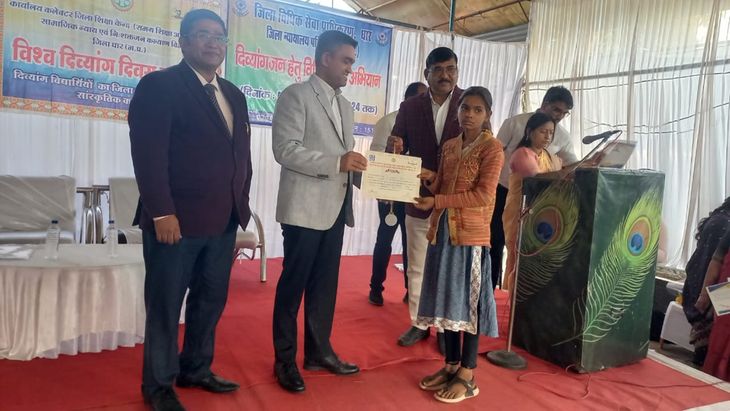 The girl who got first place in the lemon race was awarded | नींबू रेस ...