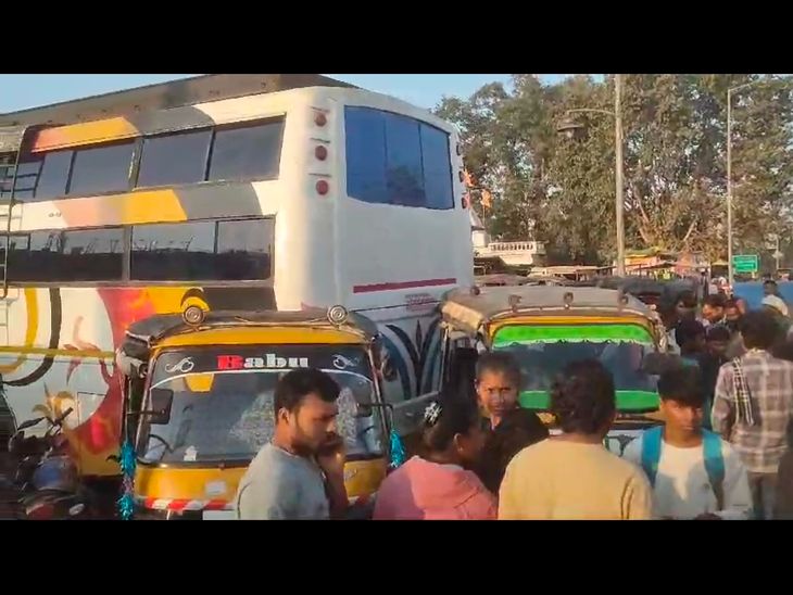 The bus started rolling backwards at Dindori bus stand | डिंडौरी बस ...