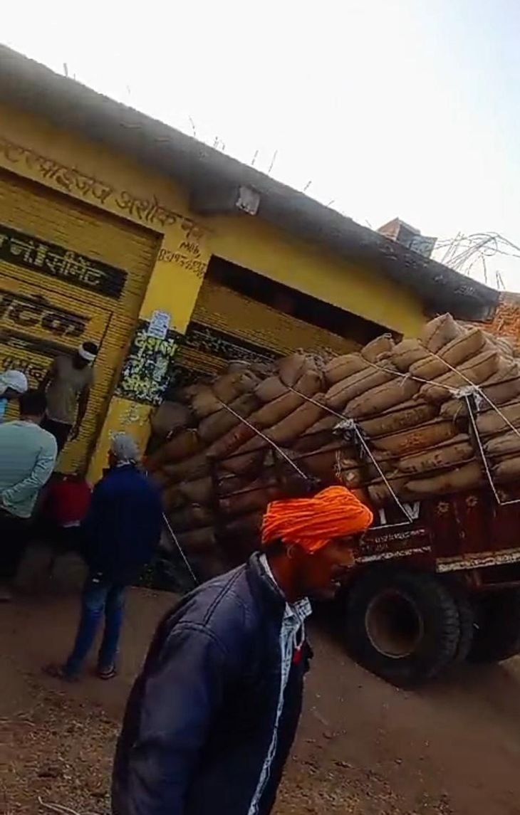Overloaded corn trolley rammed into the shutter, a major accident ...