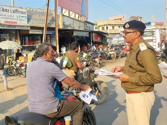 Badnawar police launched road safety campaign | बदनावर पुलिस ने चलाया ...