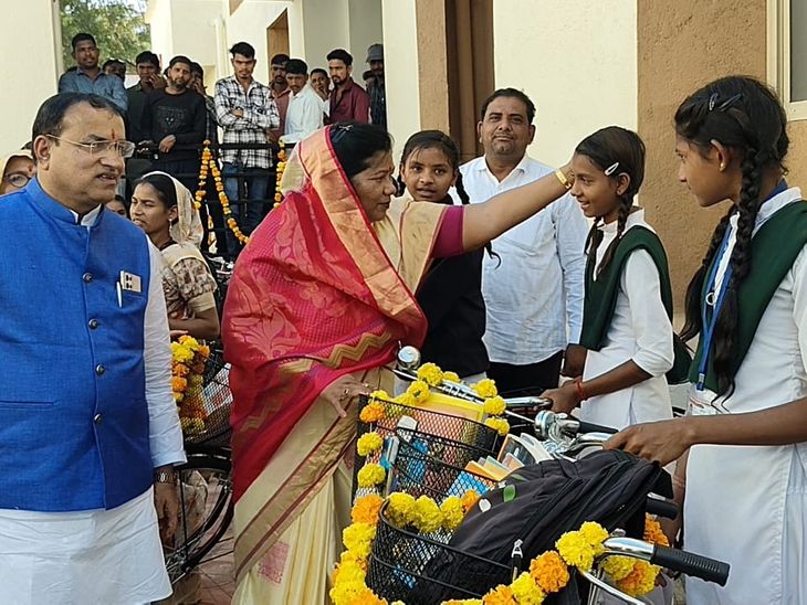 Minister Uike inaugurated Didi Cafe in Alirajpur