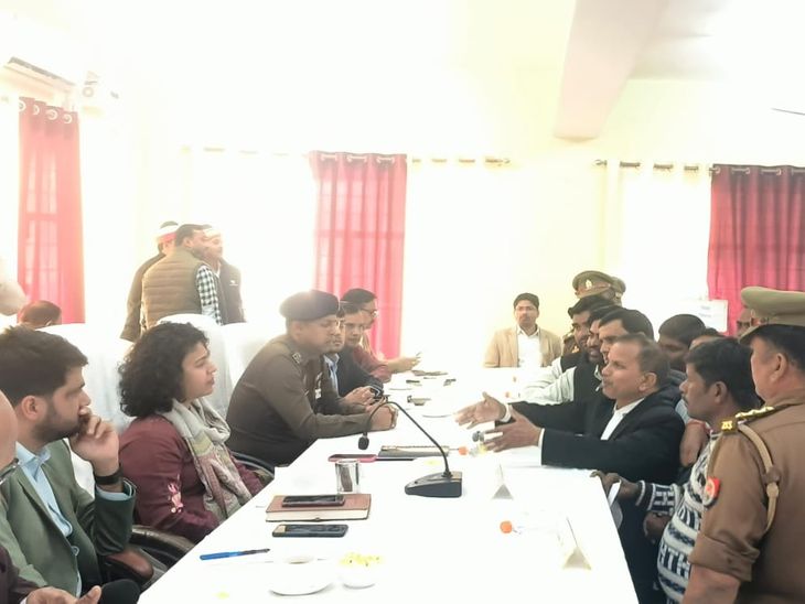 Advocates submitted a memorandum to the DM in Nighasan | निघासन में ...