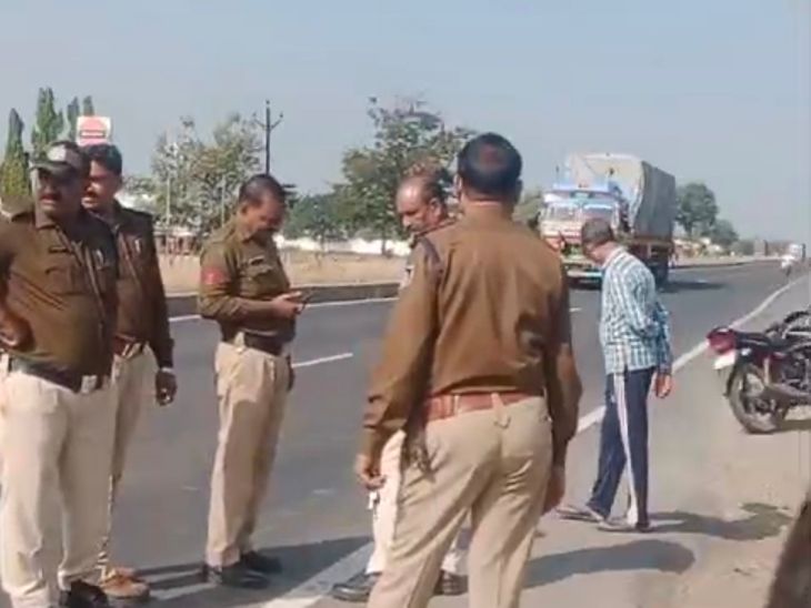 The body of a newborn found on the road in Badnawar | बदनावर में सड़क ...