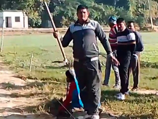 The pavement was dug up to build a wall in Haraiya | हरैया में दीवार ...