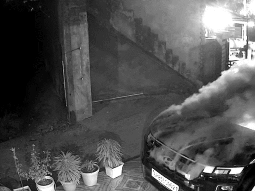 A car parked inside a house caught fire in Mathura | मथुरा में घर के ...