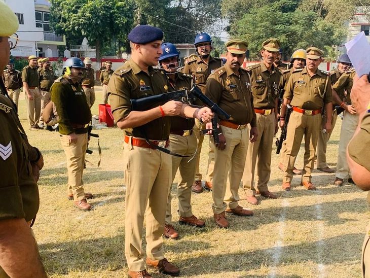 Unnao SP conducted a mock drill to deal with rioters | उन्नाव एसपी ने दंगाईयों से निपटने के लिए ...