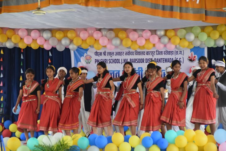 Students met after 25 years, school days were remembered | छात्र 25 साल ...